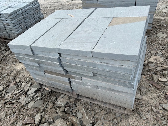 Johnson Quarries ...Lot 31: 3 pallets 2" Bluestone Patio Kits